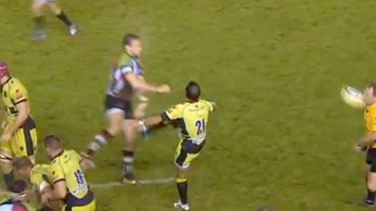 Rugby ball hits ref in the face - Harlequins vs Northampton Saints ...