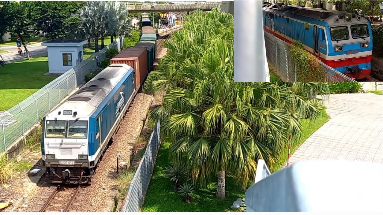 Tàu chở khách D19E-911 và tàu chở hàng D20E-013 mác tàu D12E-659 tránh ...