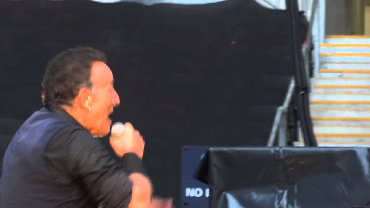 Bruce Springsteen - Hungry Heart - Wembley Stadium June 15th 2013 - YouTube