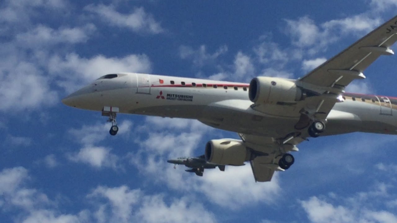 MRJ First Take Off and Landing by iPhone6 plus - YouTube
