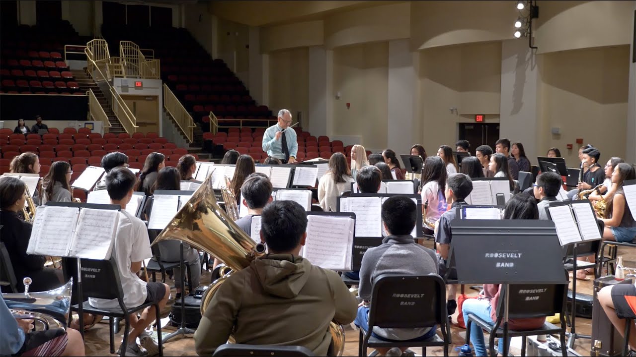 Roosevelt High music director leads students to Carnegie Hall - YouTube