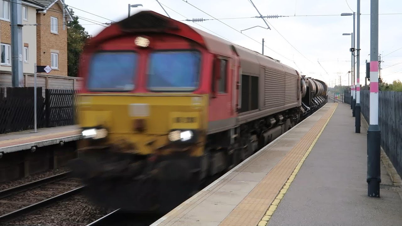 DB 66s on RHTT and GBRF 66717 on 6M79 at Harlington 30/10/2024 - YouTube