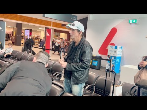 ALICE COOPER MEETS FANS AT SYDNEY AIRPORT - YouTube