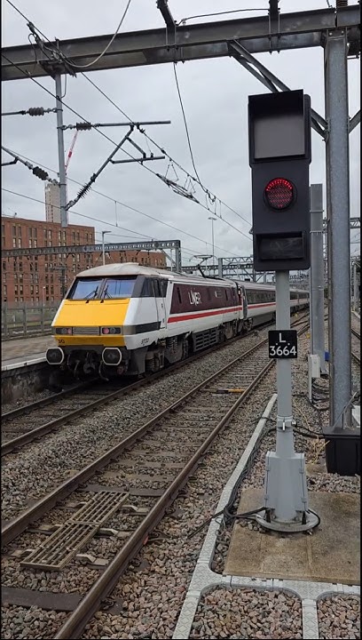 LNER Class 91 No 91130 leaves Leeds with the 1115 to King's Cross 7 June 2025 - YouTube