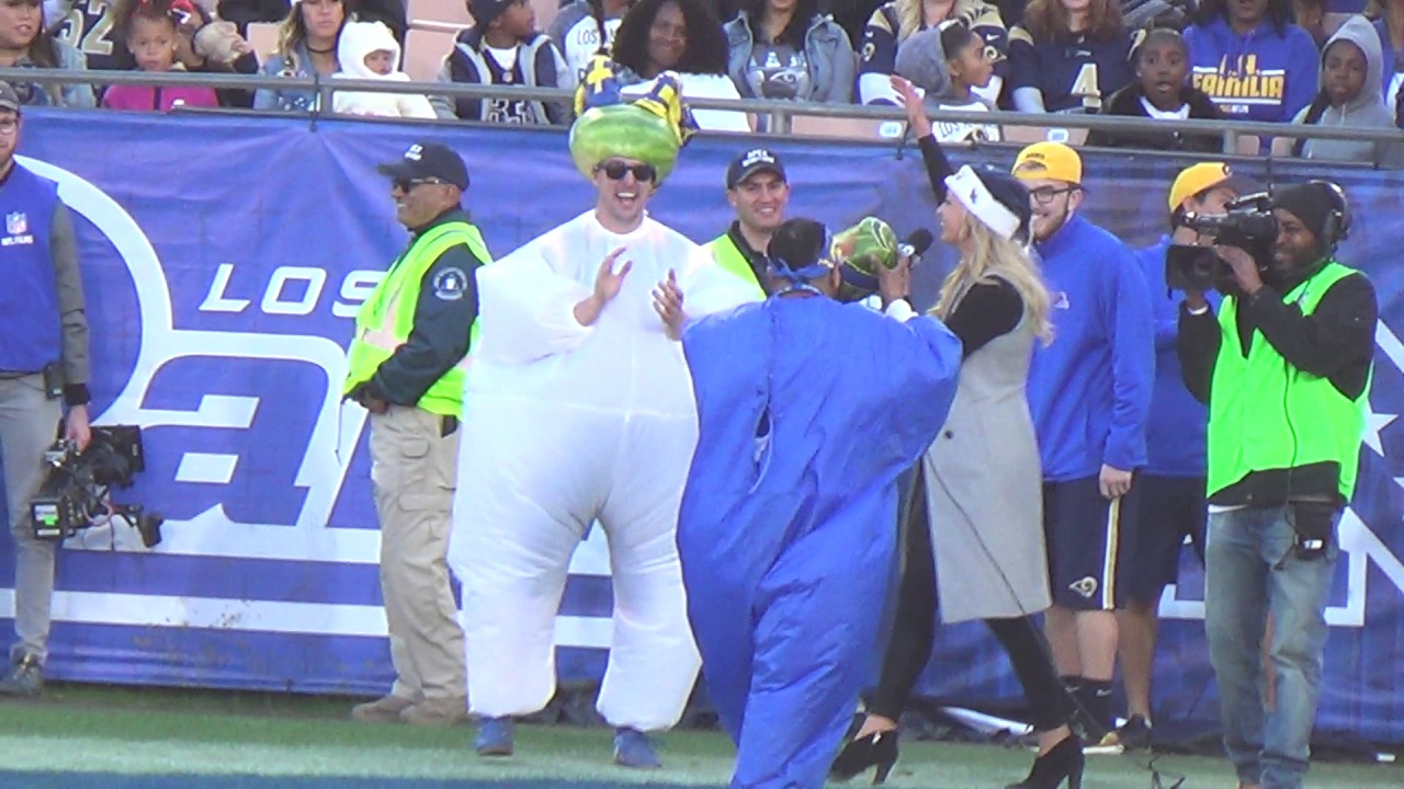 Los Angeles Rams Fans Have Dance-Off In End Zone 12/24/16 - YouTube