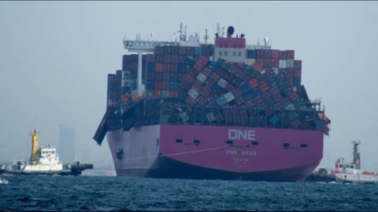 В Шторм грузовое судно ONE Apus потерял 1800 контейнеров в тихом океане ...