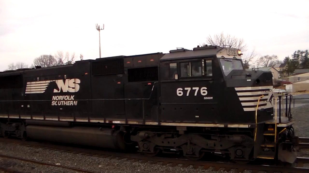 Eastbound ethanol or crude oil with NS 6776 as the leader - YouTube