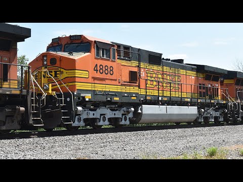 GECX 4888 trails on BNSF LCHI6571 - YouTube