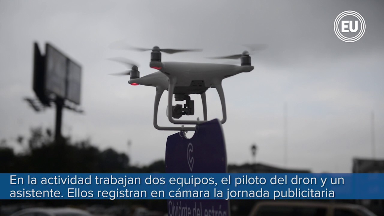 Drones publicitarios circulan en Guayaquil - YouTube