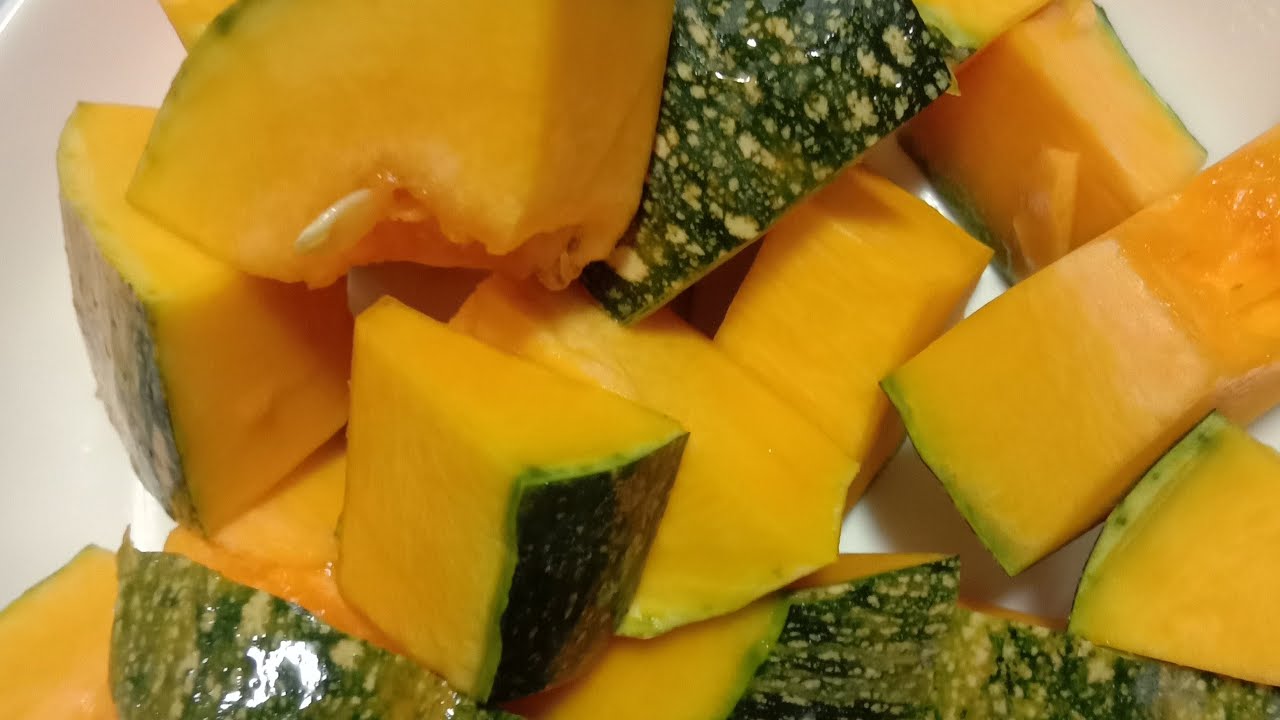 Preparing and slicing squash. - YouTube