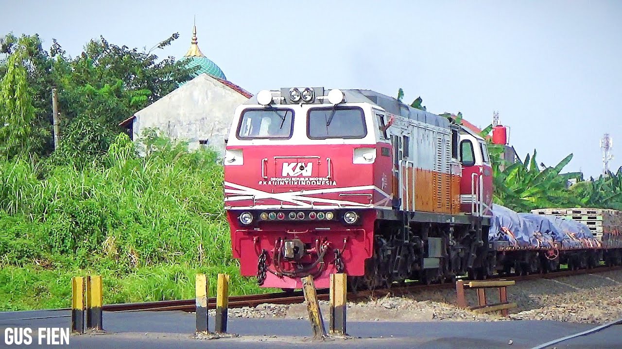 KA PONCOLNAMBO LOKO MERAH MELINTAS JPL 7D PERLINTASAN KERETA API ...