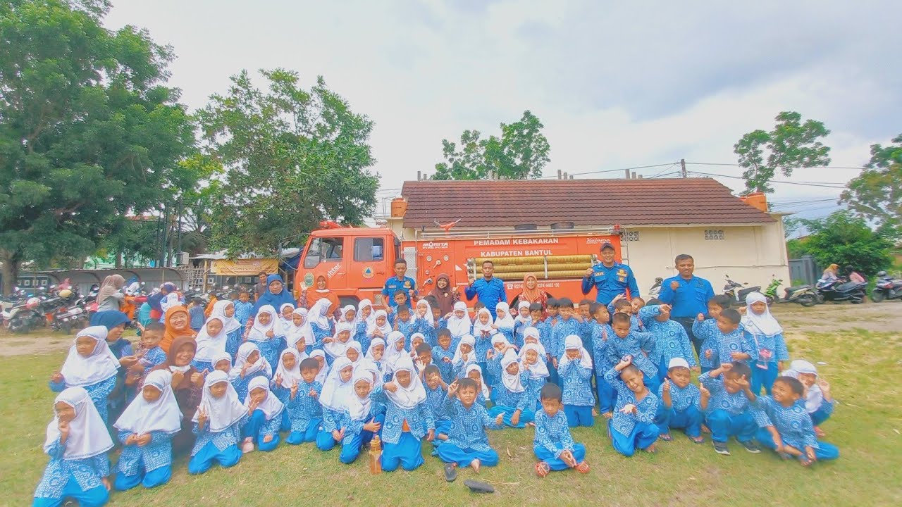 Keseruan memadamkan api dan bermain air bersama Pemadam Kebakaran ...