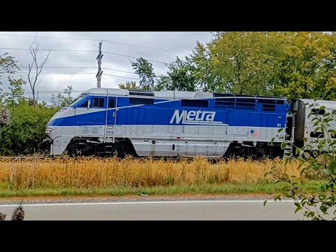 Metra F59PHI 81 leads 2601 through Round Lake - YouTube