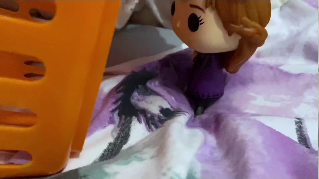 ANNA HELPS SICK ELSA but fails loool || Golden tings - YouTube