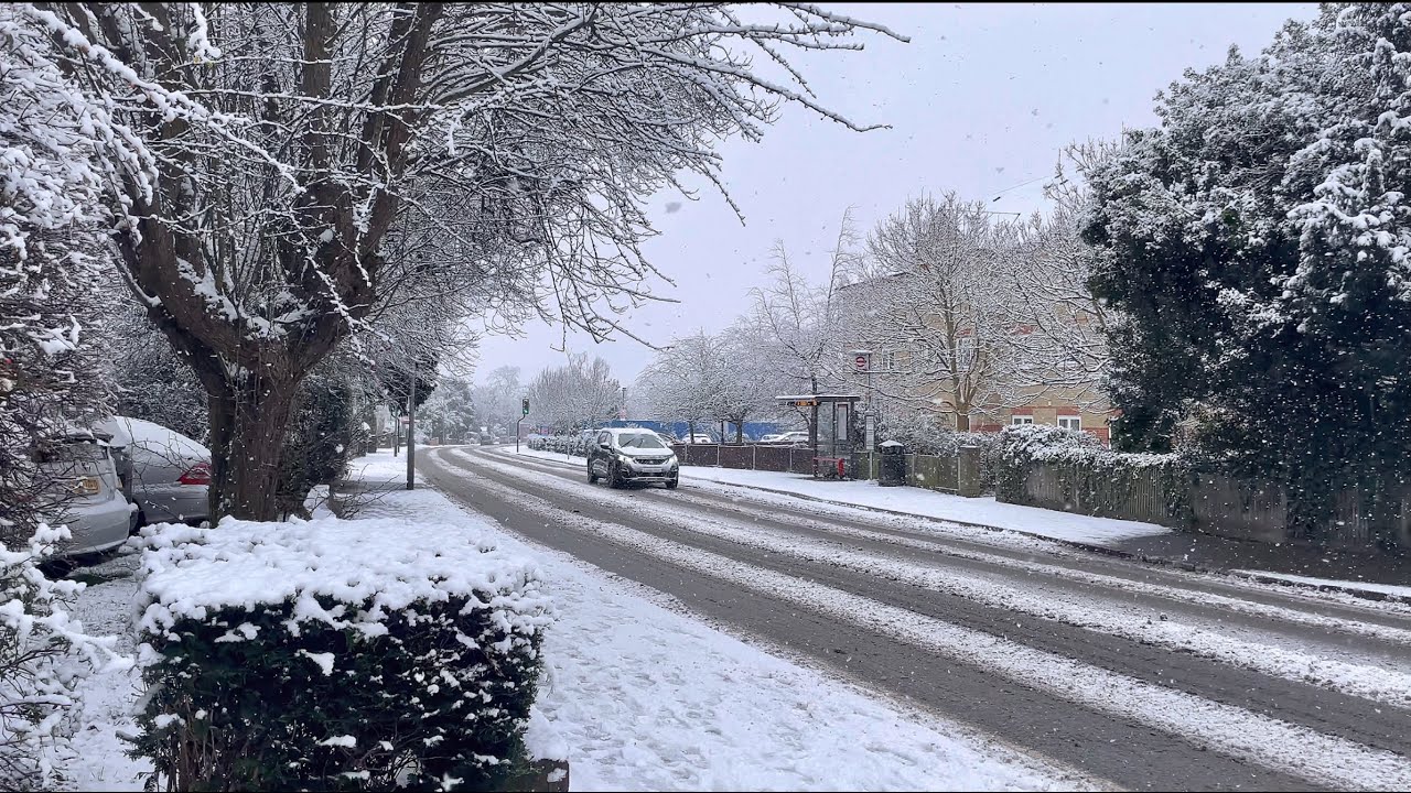 Heavy snowfall experience in London today | January 2021 - YouTube