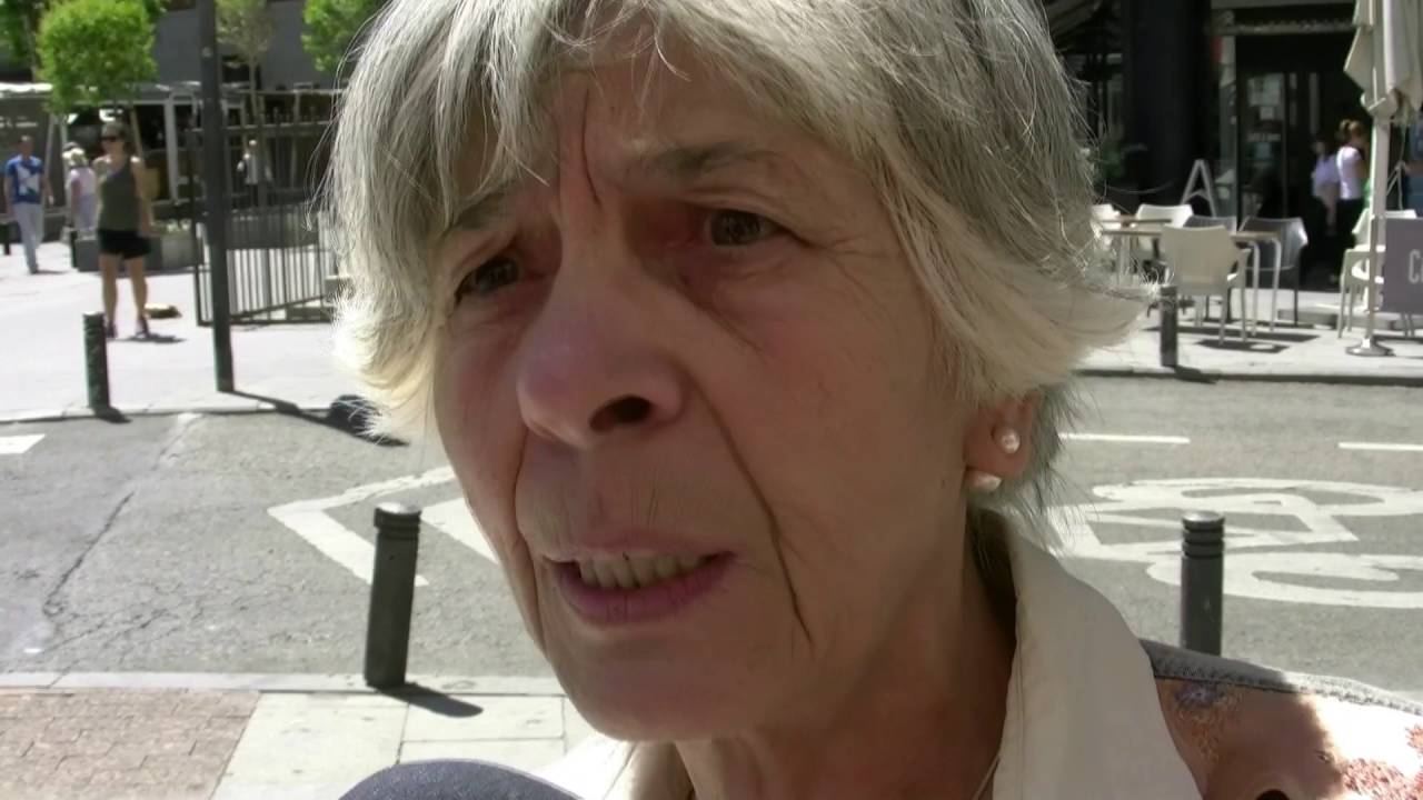 La señora que tomaba cañas con Rajoy - YouTube