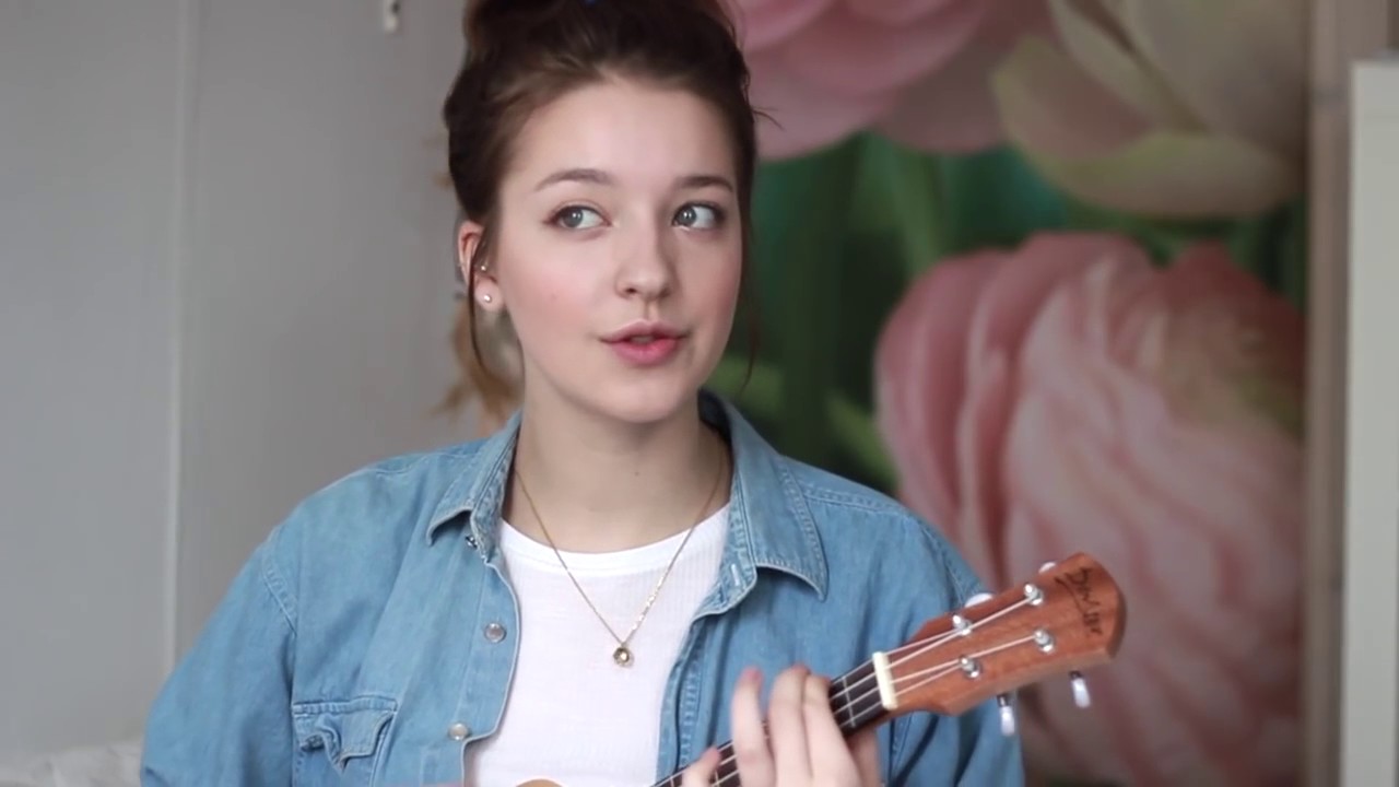 Angelina Danilova cover NANCY SINATRA- SUGAR TOWN (ukulele) - YouTube