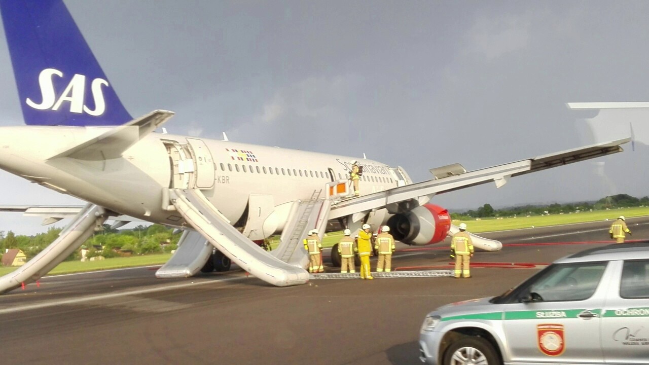 EPGD - Emergency landing - SK1758 / SAS1758 - GDN - CPH - ATC Gdansk ...