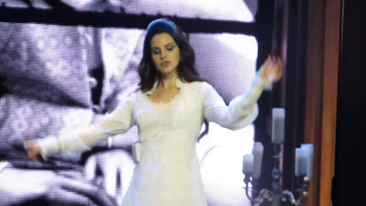 Lana del Rey dancing @ Paradise tour in paris - YouTube