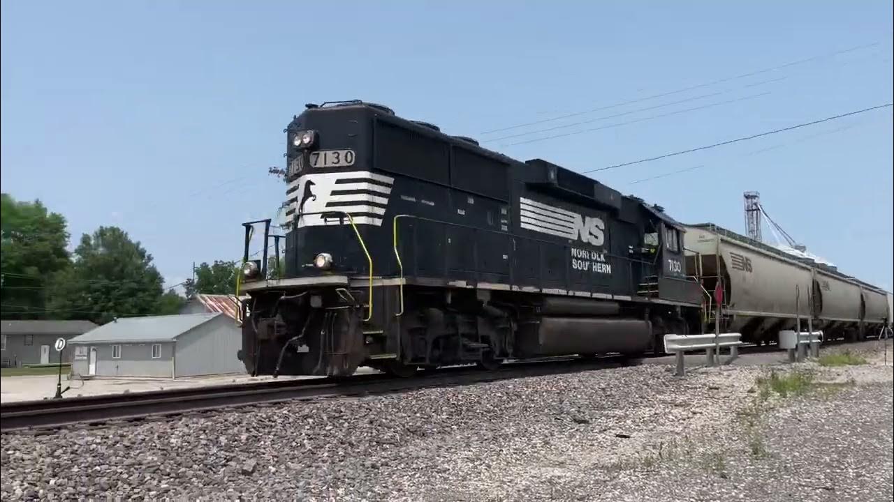 NS 7130 leads NS D19 LHF highballing through Norborne! - YouTube