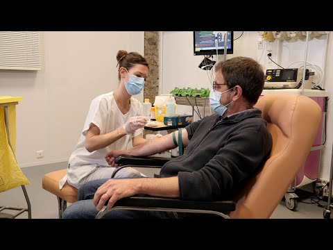 Pose d'une perfusion périphérique - YouTube