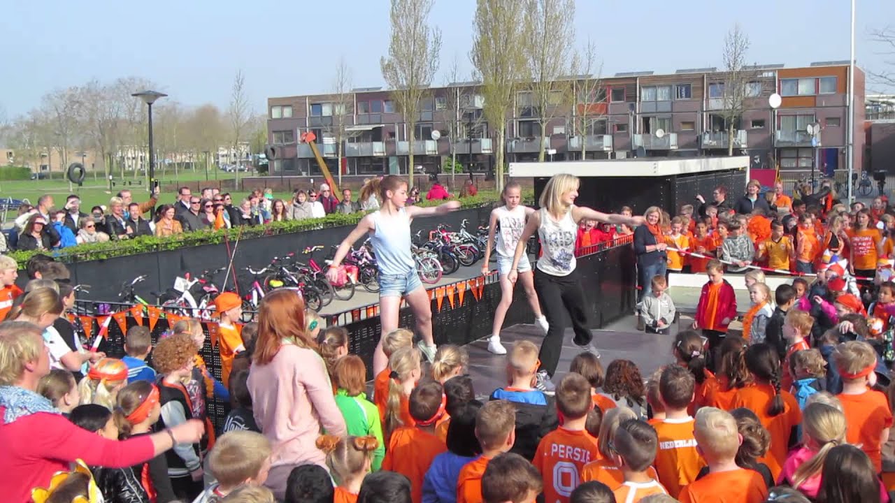 De Wizard - warming up - Koningsspelen - YouTube