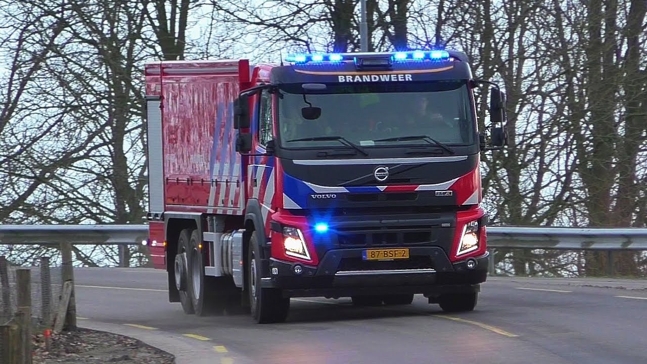 [Grote brand!] Brandweer & OvD-G met spoed naar een rieten dak brand op ...