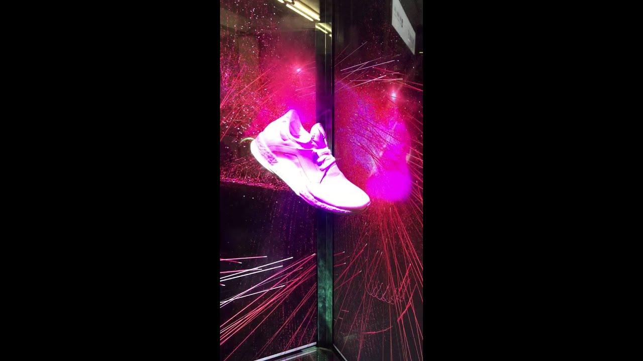 Really Awesome Animated Nike Window Display! - YouTube