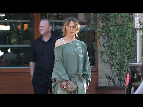 Jennifer Lopez Strikes A Diva Pose After Dining With Friends At Soho House