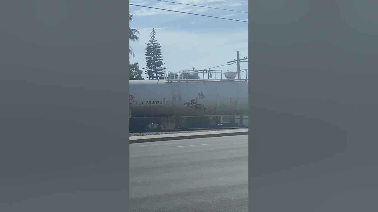 BNSF 3039 leads the 748 Job back to Watson Yard after passing Sepulveda Blvd - YouTube
