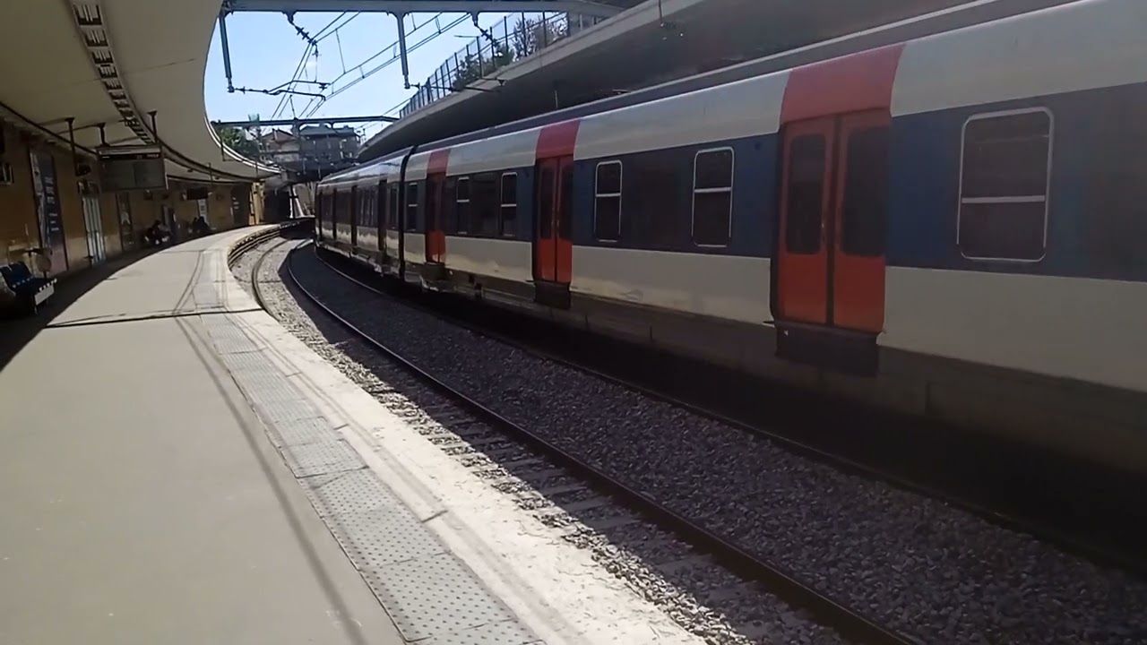 Départ MI84 du RER B Gentilly - YouTube