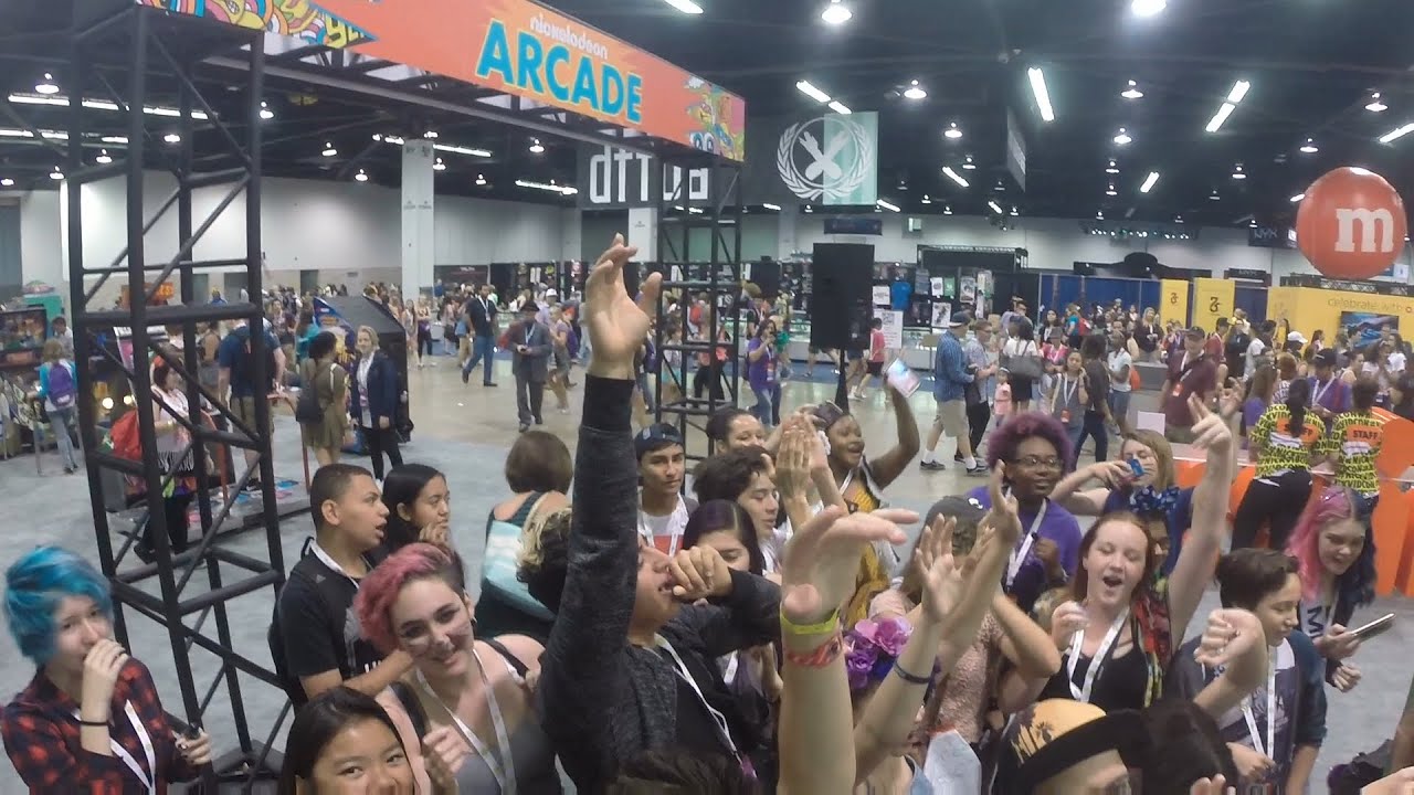 VidCon 2016 (Free Hug Squad) - YouTube