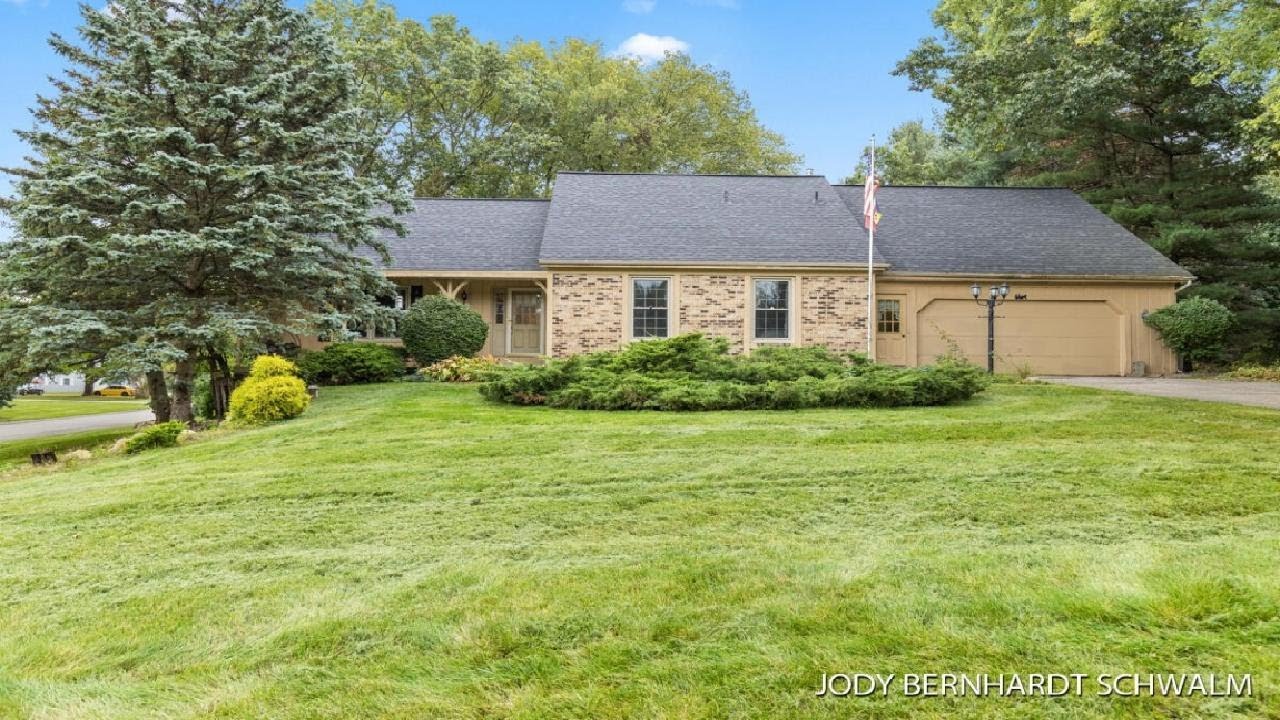 2948 Woodsboro Drive NE, Grand Rapids, MI Presented by Jody Bernhardt ...