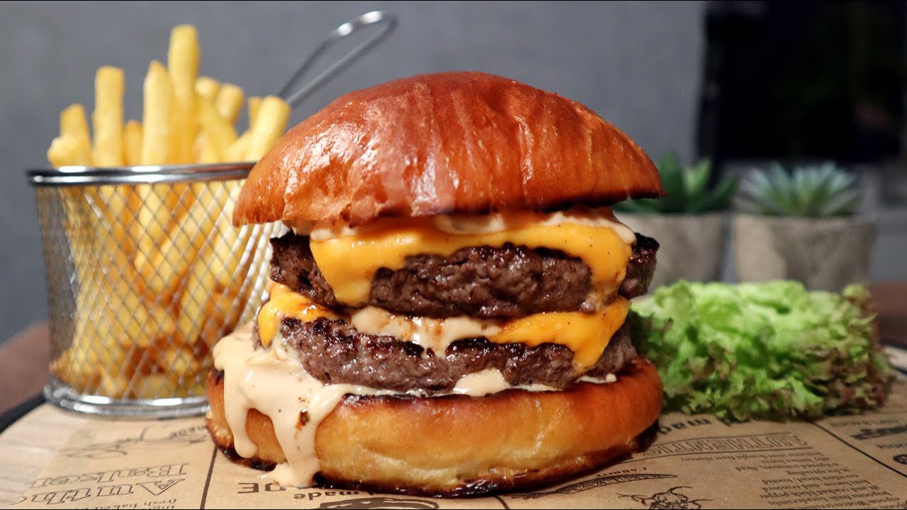 Aromatisierter hausgemachter Doppelburger | Doppelter Geschmack ...