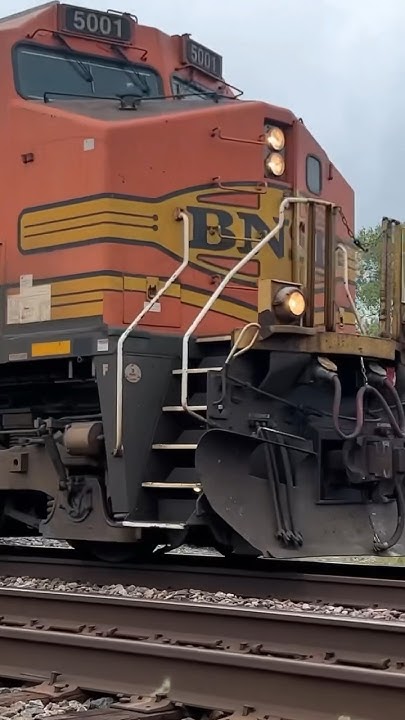 BNSF Dash 9 leads fast moving BNSF intermodal Q train! #bnsftrains #bnsfrailway #bnsf #train ...