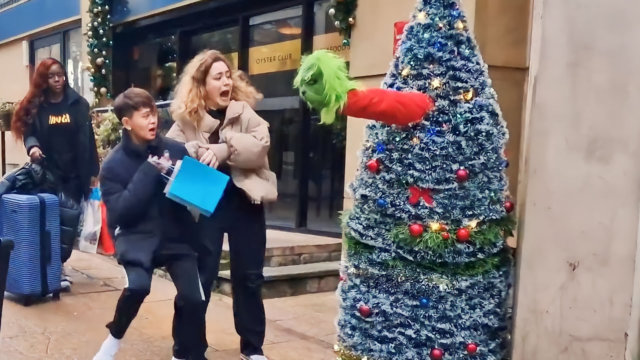 Grinch In Christmas tree 🎄 prank! loudest Scream and laugh! - YouTube