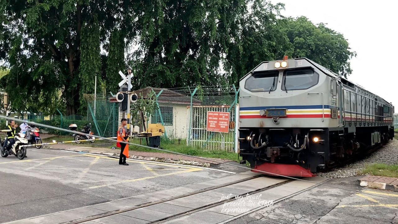 KTMB Class 26106 Tanjung Jara locomotive. Shortest container wagon ...