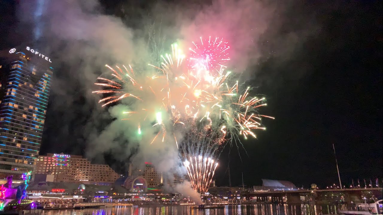 Vivid Sydney 2019 Robot Spaceland & Fireworks - May 24 (9pm) - YouTube