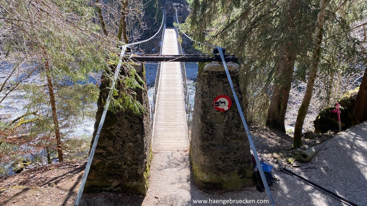 Altehrwürdig und schön - Flusshängebrücke - Pont Turrian -Château d'Oex ...