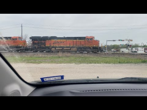 BNSF 3942 leads the H-HOUTUL at Justin, TX - YouTube