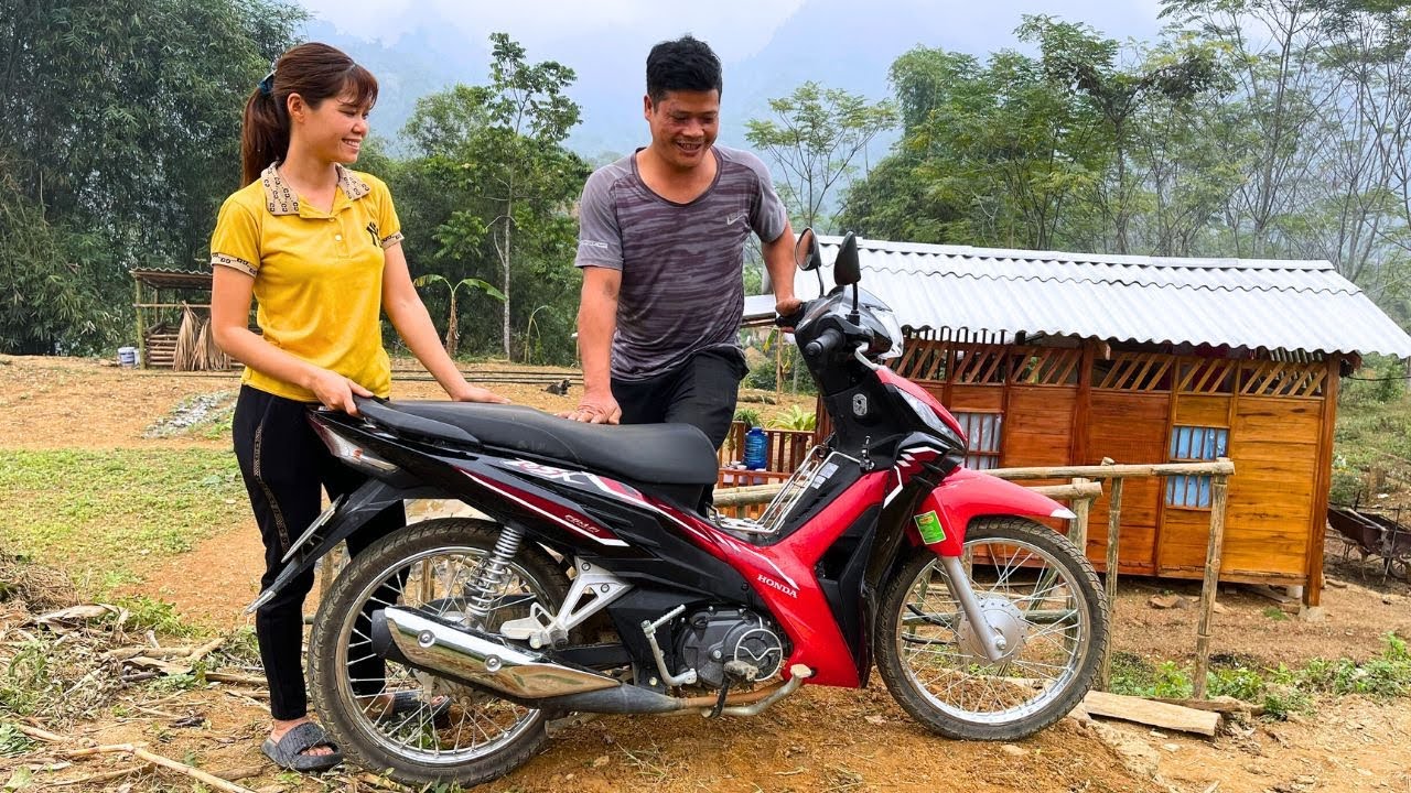 Hien and Lieu received high-value gifts from benefactors - Complete the ...