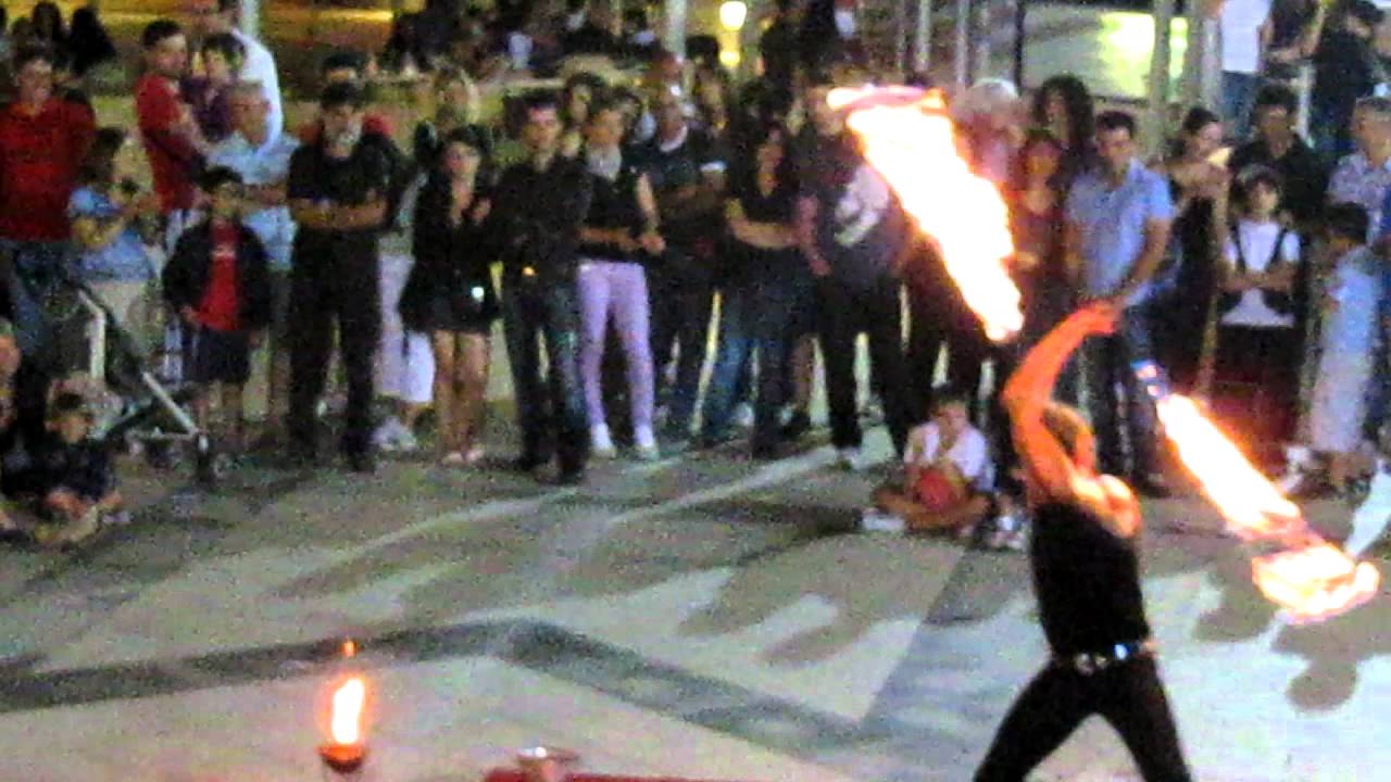 Giocoliere gioca col fuoco (2) - YouTube