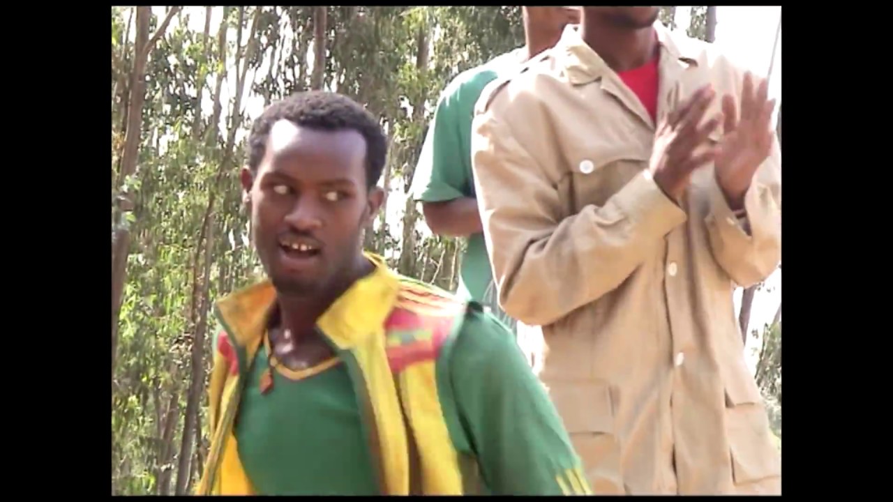 መንገድ ላይ ጭፈራውን አቀለጡት Gojam Dance - YouTube