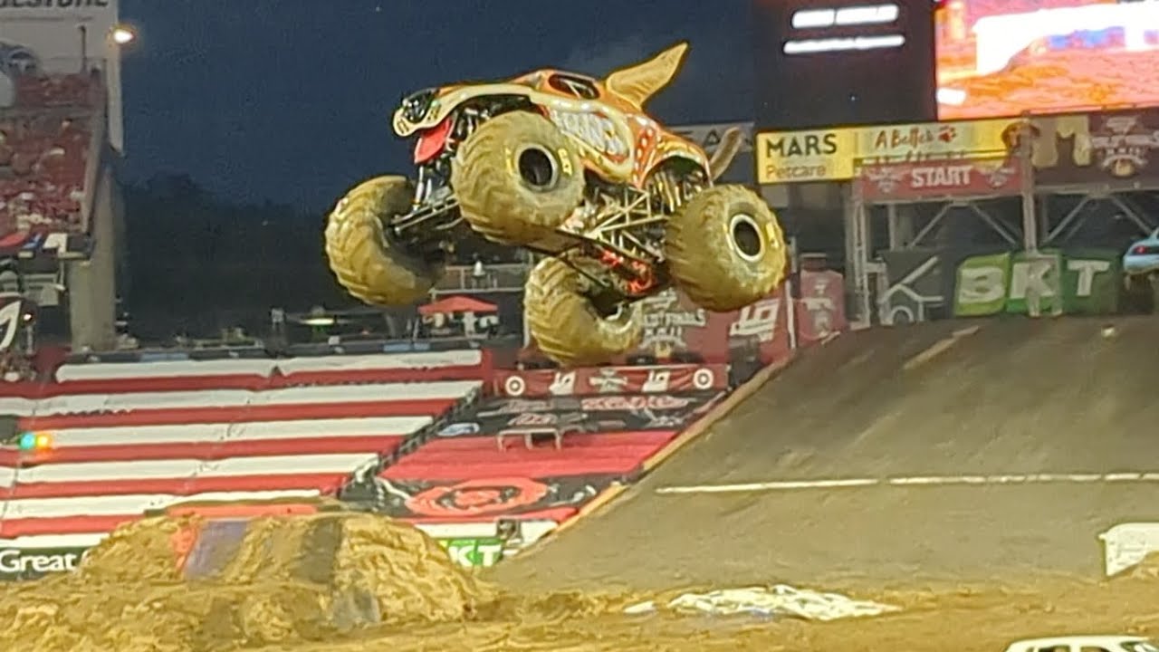 Monster Jam World Finals 22 Monster Mutt Freestyle - YouTube