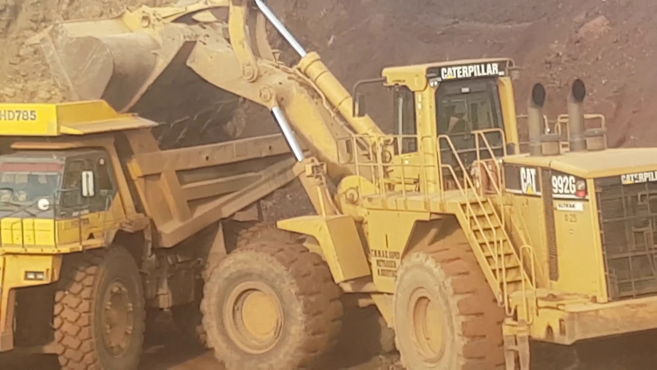 Caterpillar 992G Wheel Loader Loading Komatsu Dumpers - YouTube