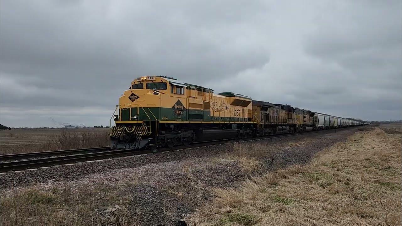 NS 1067 freshly painted Reading Heritage Unit, UP 6750, UP 3077 - YouTube
