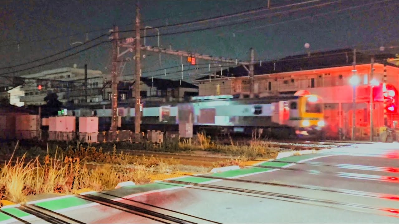 (ようこそ大宮へ)配9940M.クモヤE493系オク02編成牽引C61-20[群]+オヤ12OM入場。大宮総合車両センター横通過 - YouTube