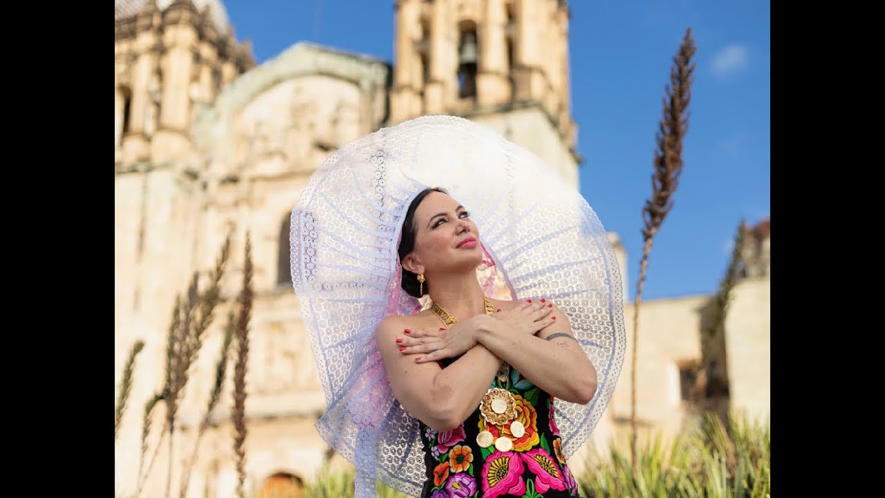 Concierto para dos alas del colibrí by Montserrat Franco - YouTube