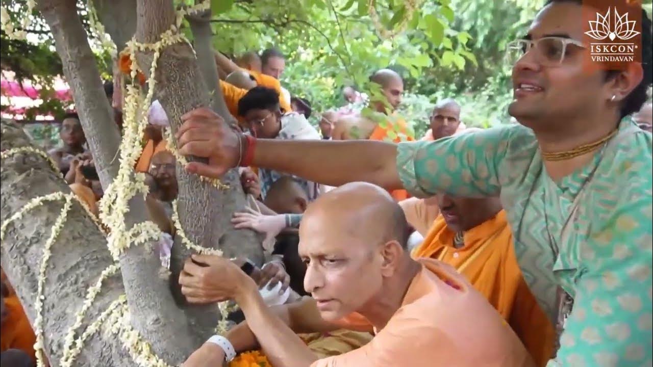 Samadhi Ceremony of H H Gopal Krishna Goswami Maharaj - YouTube