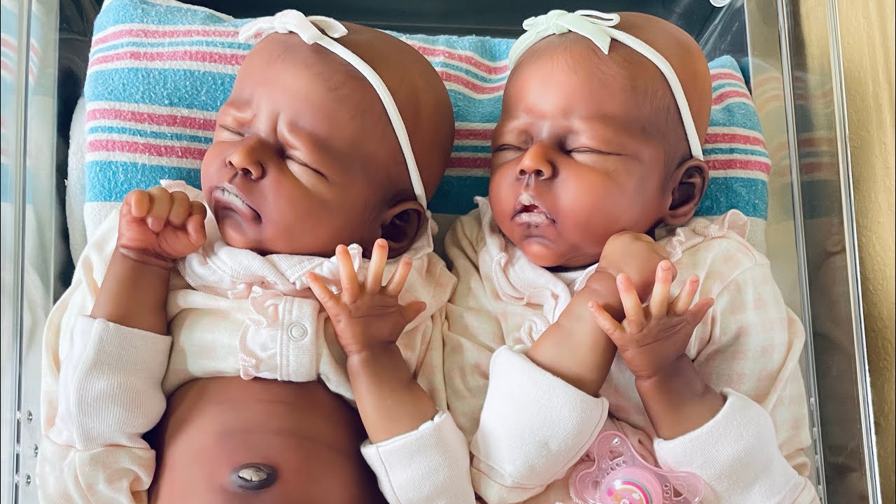 Every baby is different even TWINS! Get in here now you have to see ...